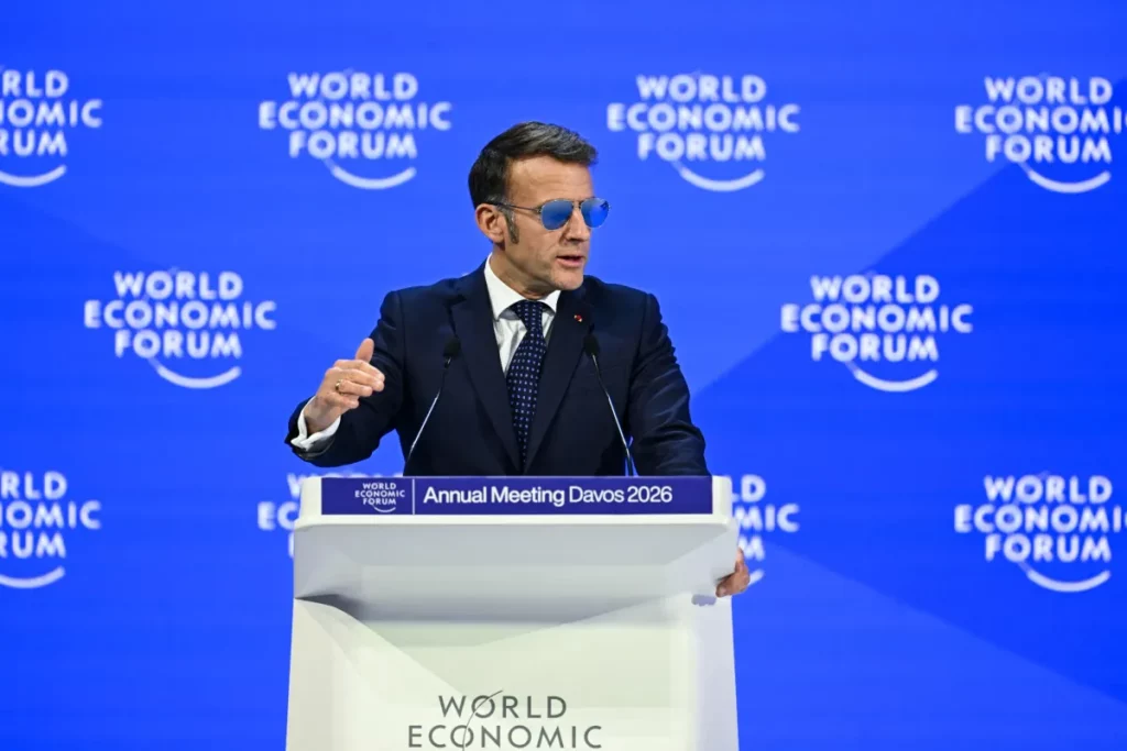 Porté par l’actualité internationale, Emmanuel Macron gagne deux points ...